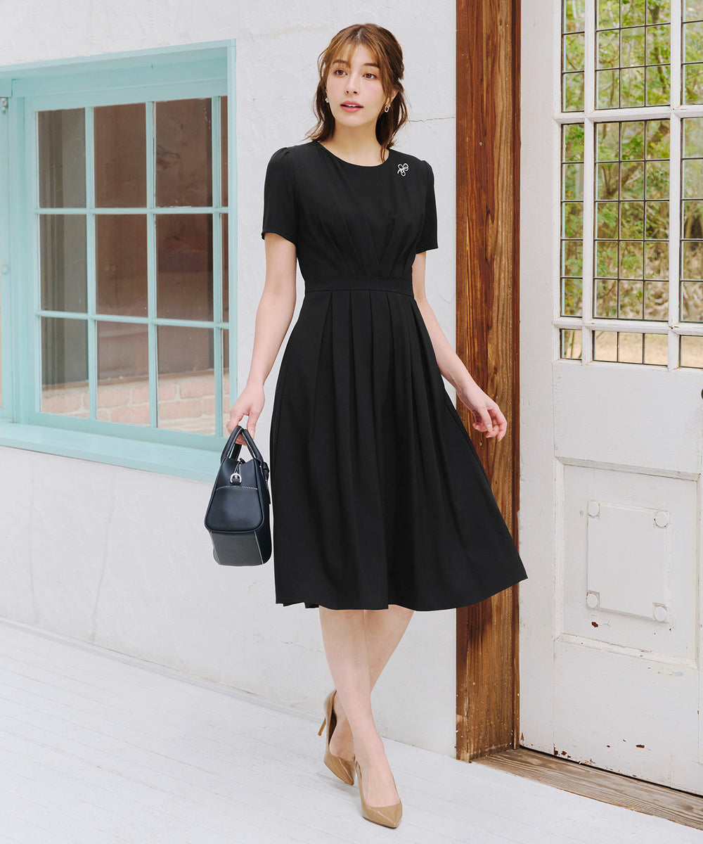 【2TYPEスリーブ/半袖・ノースリー】タックフレアワンピース – Tiaclasse